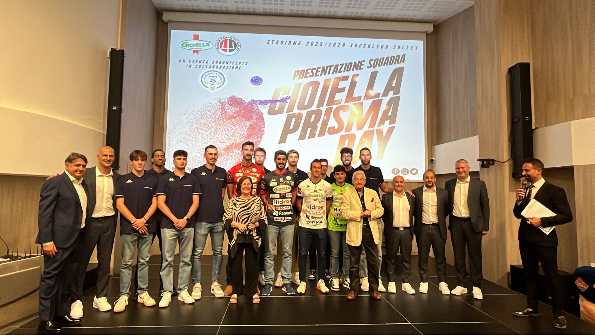 GIOIELLA PRISMA DAY, PRESENTATA LA SQUADRA E LE NUOVE MAGLIE: SI COMINCIA! - Prisma Taranto Volley
